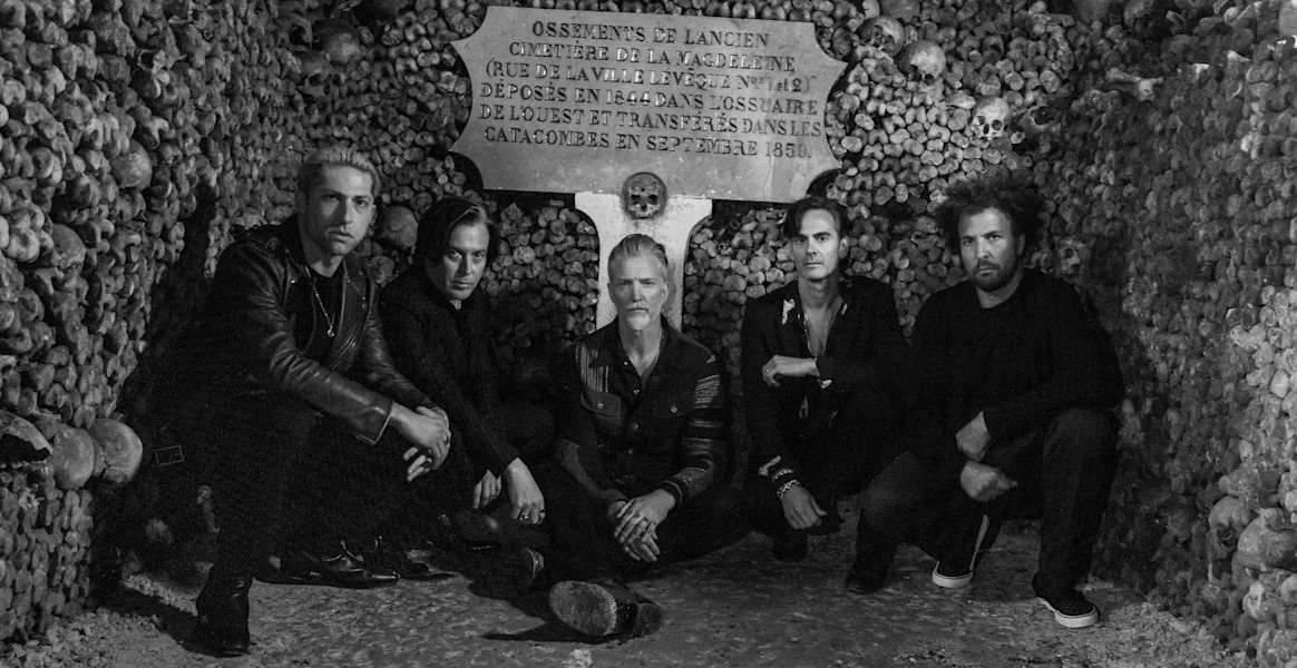 Song for the Dead: Queens Of The Stone Age spielen unter Toten
